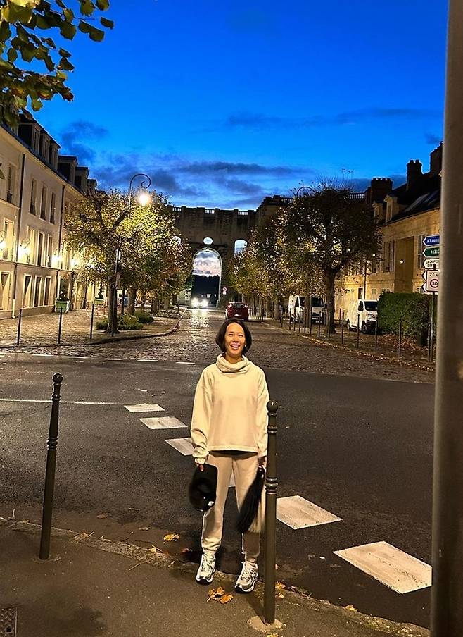 조여정 프랑스 새벽 산책길 유서깊은 샹티이 성의 스웻슈트 산책룩 패션엔