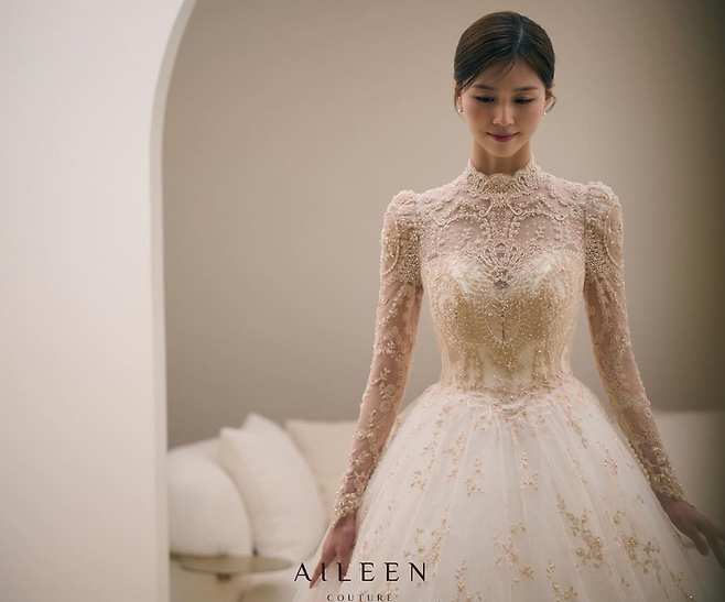 열애설없이 연하 훈남과 결혼한 44세 유명 여배우본식화보속 웨딩드레스 어썸클