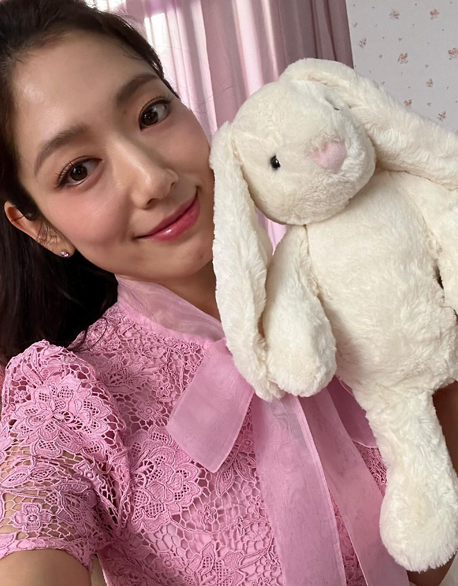 출산후 박신혜볼살 쏙빠져 또렷해진 이목구비학생같은 핑크 주름치마룩 어썸클