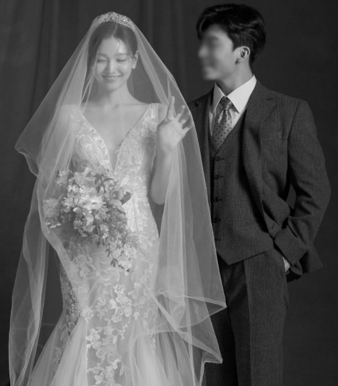 김유정 똑닮은 친언니♥결혼발표미모 놀랍다웨딩화보속 웨딩드레스 어썸클
