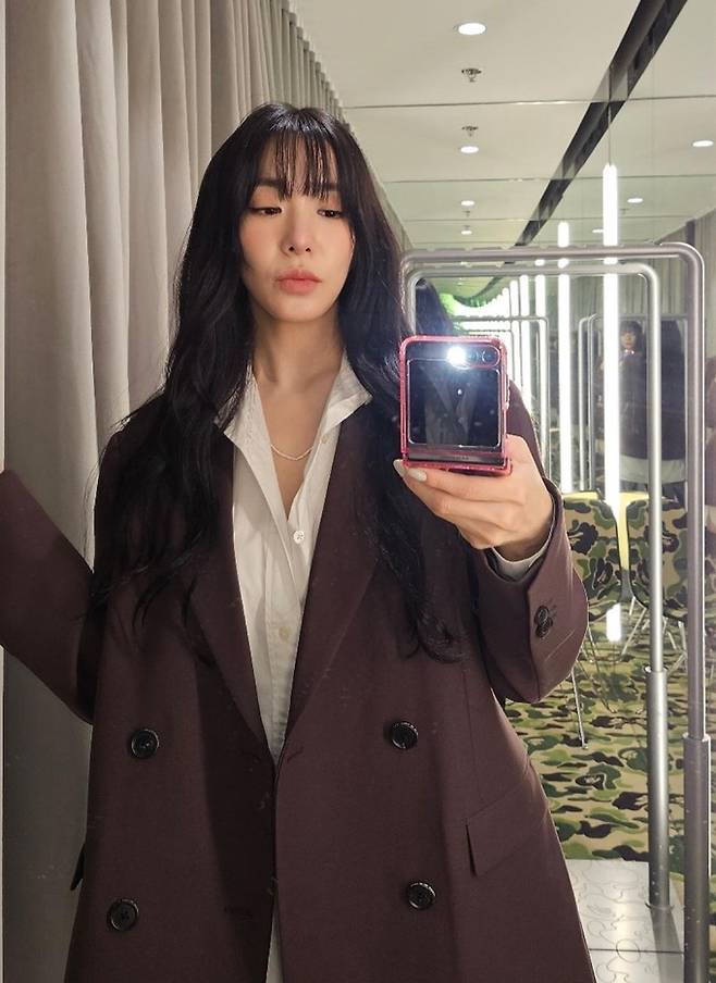 티파니영 셔츠야 원피스야 오버핏에 꽂힌 걸크러시 하의실종룩 패션엔