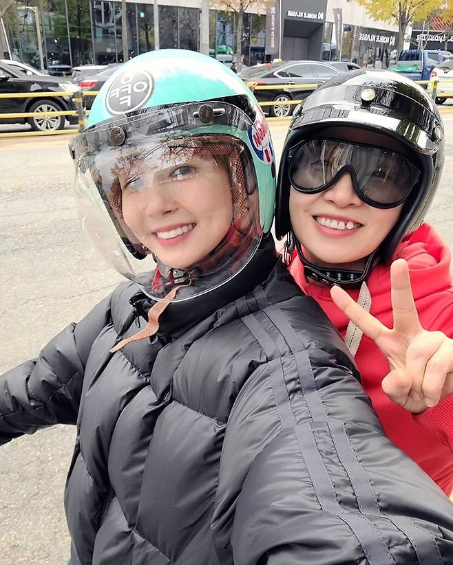 오정연 아나 스쿠터 타고 출퇴근 추운 날씨 활력 넘치는 패딩 바이크룩 패션엔