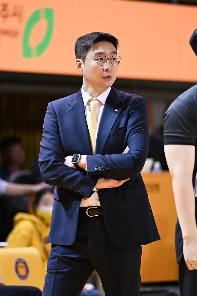 경기 후 김완수 Kb 감독 아쉬움이 남는다” 임근배 삼성생명 감독 잊어버리고 다음 경기를 잘 준비하면 좋겠다”