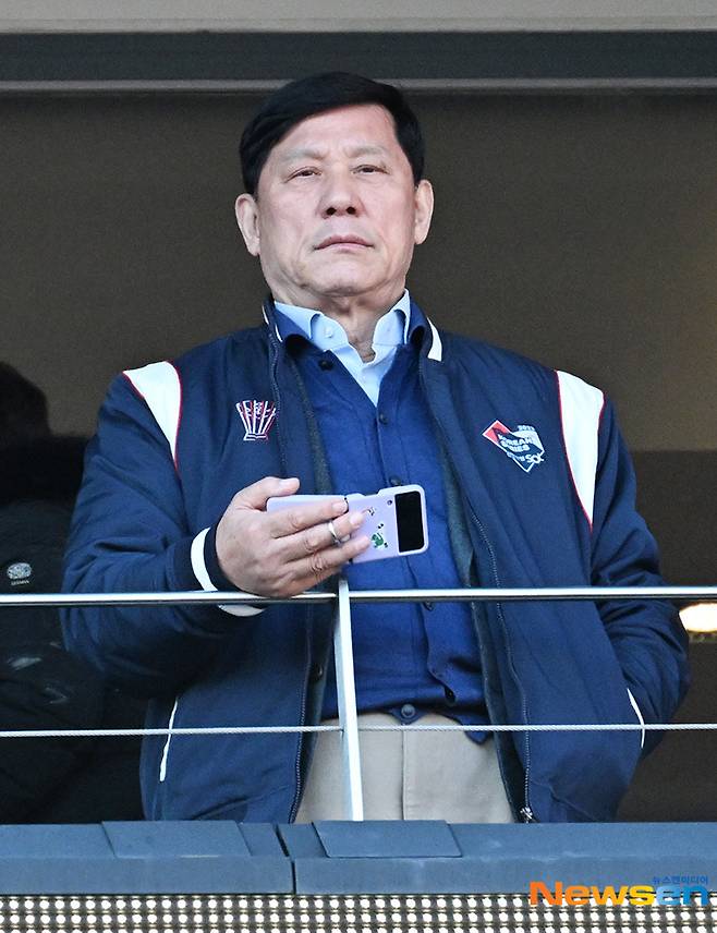 허구연 KBO총재, 휴대폰들고 KS 4차전 직관 [포토엔HD]