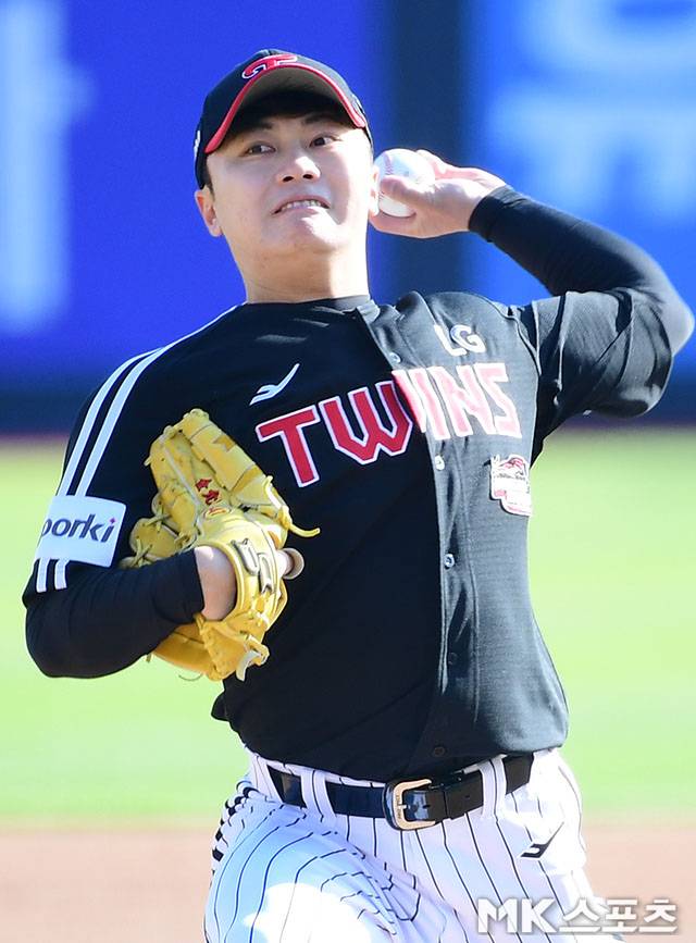 팬들의 기립 박수, 7677일 만에 LG KS 선발승…만자니오 소환한 야생마 후계자 “가을야구, 이제는 긴장이 덜 된다” 자신감