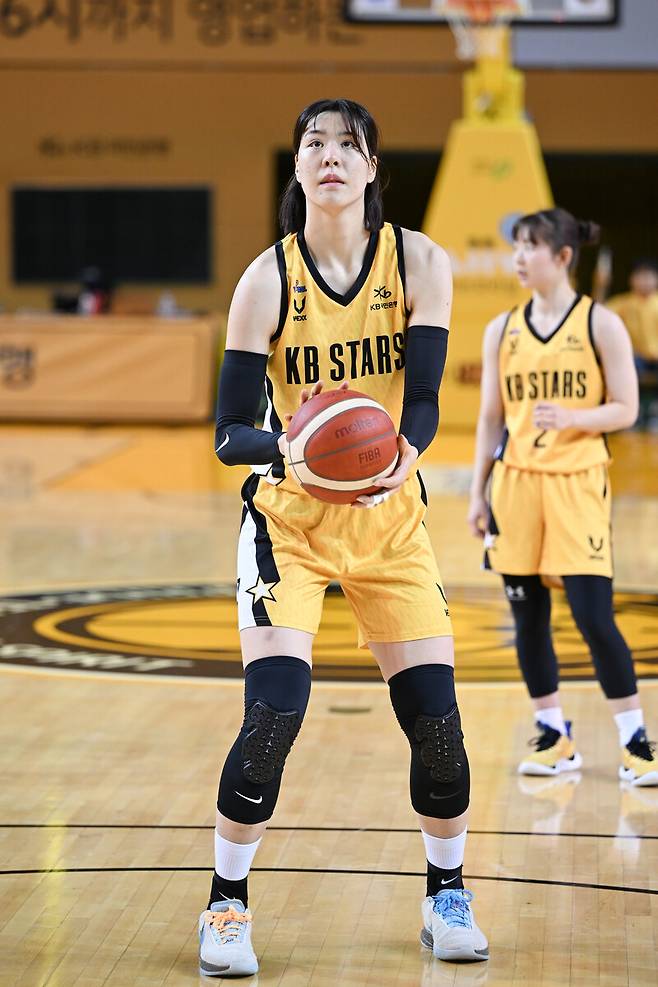 Bk 리뷰 박지수 강이슬 허예은 두 자리 득점 Kb스타즈 하나원큐에 개막 4연패 안겨