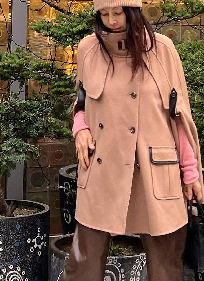 황신혜 동화 뚫고 나온 60대 패셔니스타 로맨틱 케이프 코트룩 패션엔