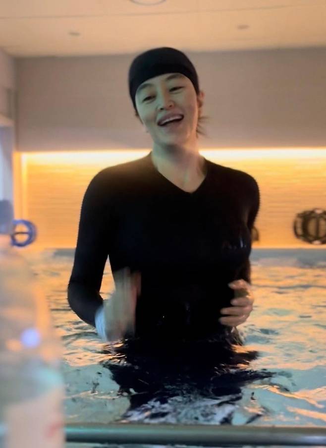 김혜수 운동에 진심 수영하고 조깅까지 이유있는 탄탄 몸매 레깅스핏 패션엔