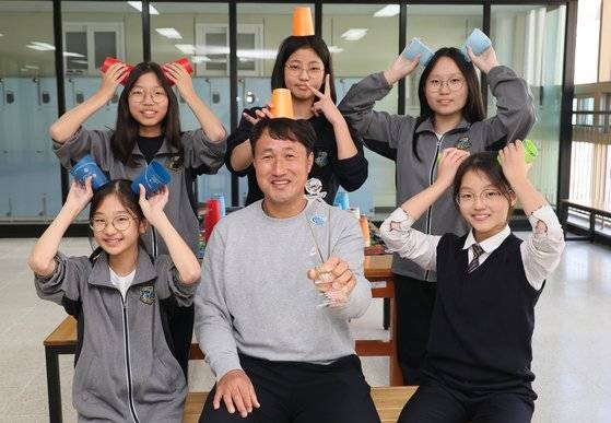광속으로 컵 쌓기0001초의 승부사 ‘컵벤저스