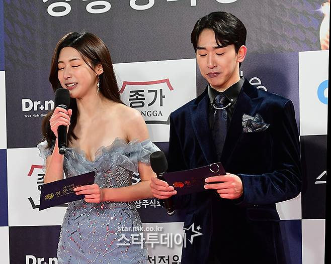 더쿠 청룡영화상 레드카펫 진행자 입술까지 파래진 무리한 진행