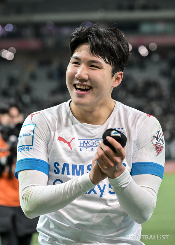 포토 팬들 응원에 화답하는 김주찬