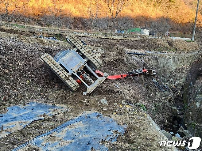 영동 한 야산서 배수 작업 굴착기 2m아래 추락50대 운전자 숨져