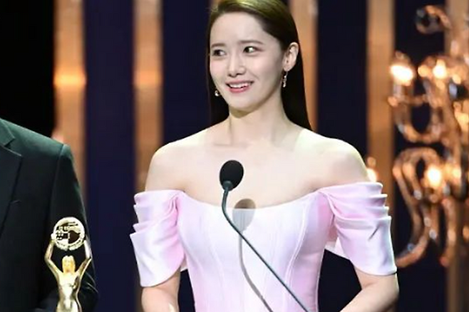 윤아시상식 등장핑크 공주드레스로 너무 예뻐 놀랍다슬림 밀착 여신드레스 어썸클