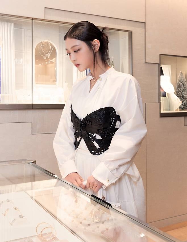 뉴진스 해린·차은우·김민하 홍콩 홀린 K스타 3인방 예술적인 드레스핏 패션엔