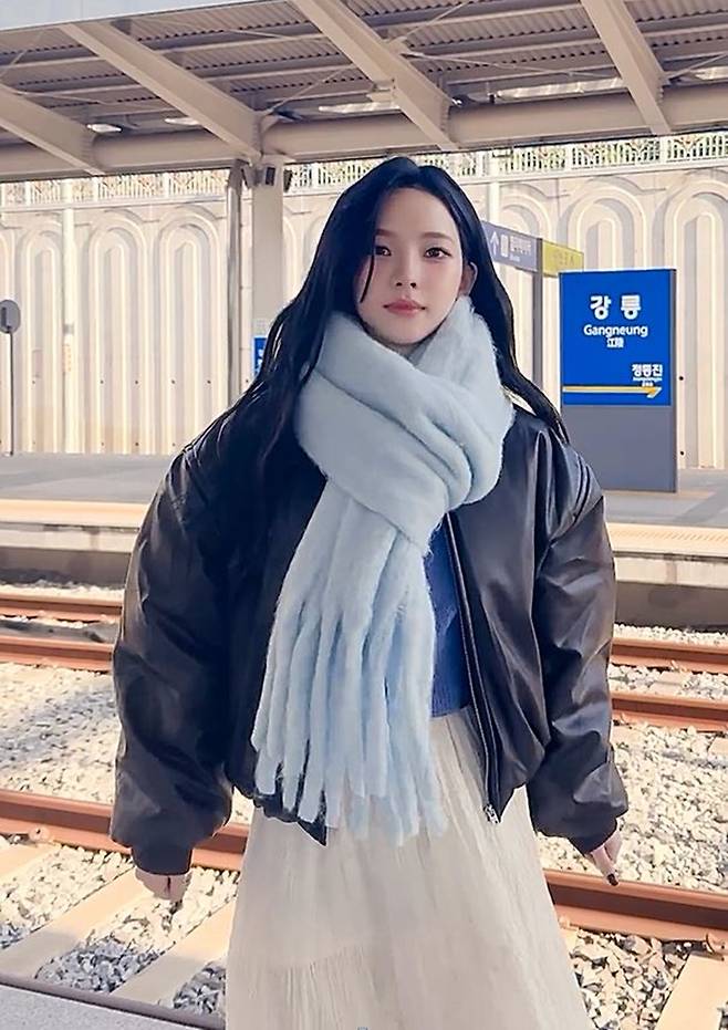 에스파 카리나 너무 로맨틱 하늘하늘 롱 스커트 가죽 재킷 겨울 바다 여행룩 패션엔