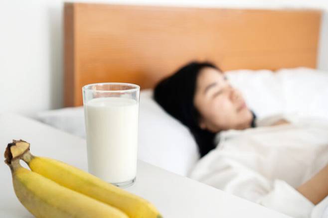바나나는 천연 수면제”‘꿀잠에 좋은 음식 8가지