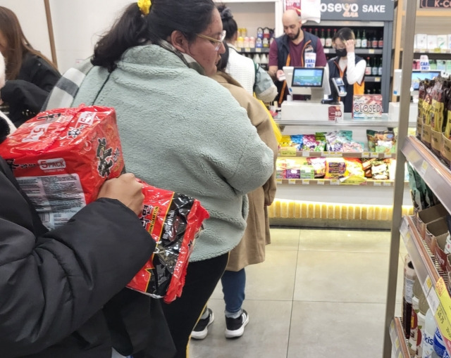 르포 한인마트 맞아” 런더너들 장바구니에 신라면 가득