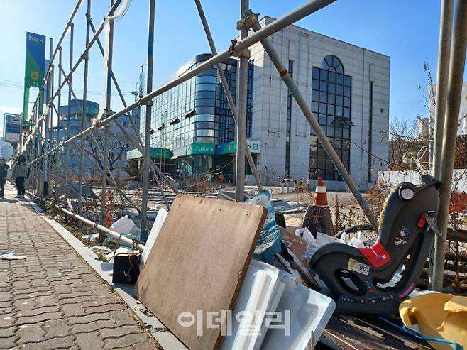 흉측해 도시개발 중단에 3년째 방치된 김포 사우동 르포