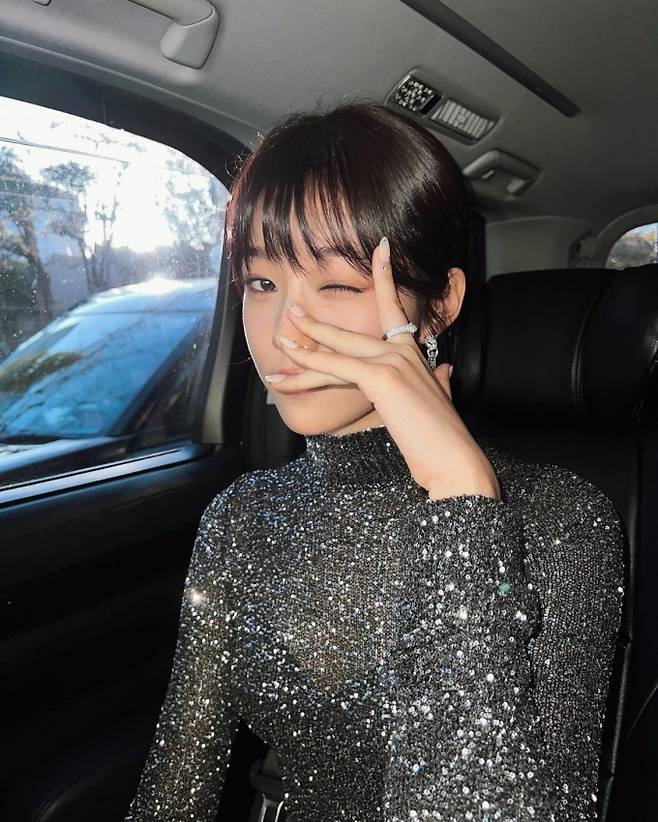 노윤서 찬란하게 빛나는 시퀸 시스루 드레스 자태