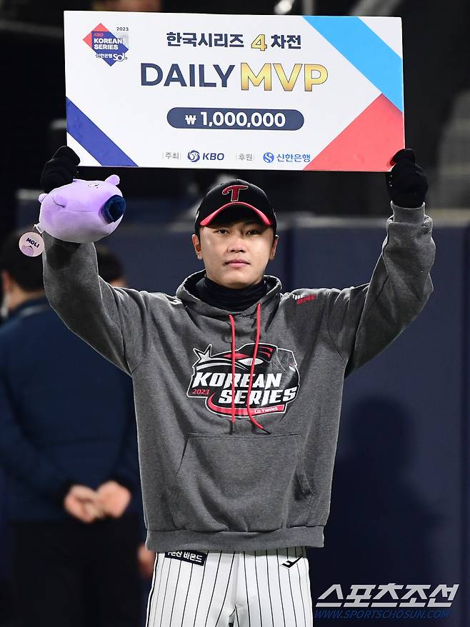 "가을에만 잘하면 이상훈 선배님 뛰어넘을 수 없다." 47번 달고 저주 속으로... 한국시리즈 승리로 끝내 저주 깬 23세 왼손 투수의 팬들앞 다짐[SC 코멘트]