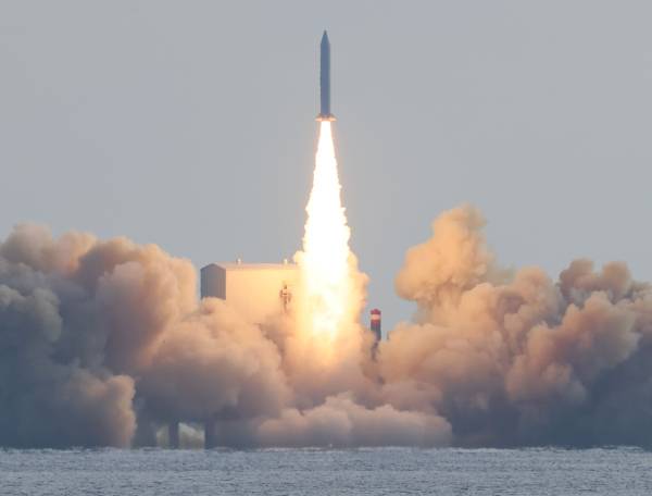 이번엔 고체연료 로켓 시험 발사 성공 軍 ‘독자적 우주 능력 확보 한발짝 더