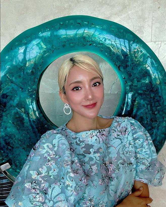 바다 ”괌 바다에서 바다가 아쿠아 여왕의 푸른색 드레스룩 스타와 패션
