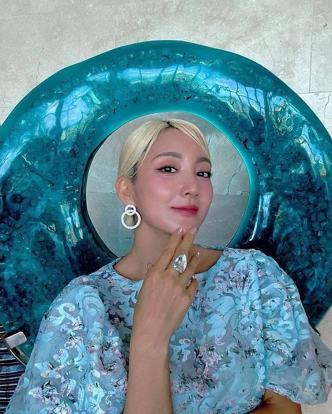 바다 ”괌 바다에서 바다가 아쿠아 여왕의 푸른색 드레스룩 스타와 패션