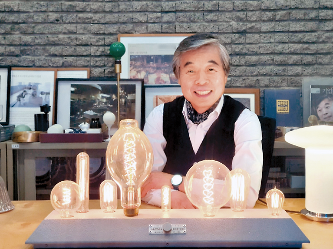 멸종위기 백열전구 지켜온 60살 기업세상 힙한 브랜드 된 사연