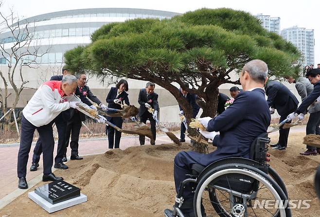 올림픽회관 재개관 기념 식수