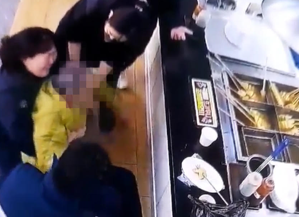 도와주세요” 쓰러진 노인 살려낸 역무원들 아살세