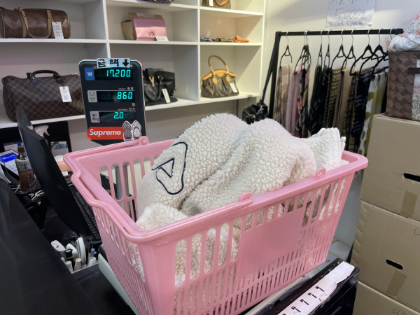 100g에 2000원 옷 30만 원 편의점 샴페인 소비 양극화