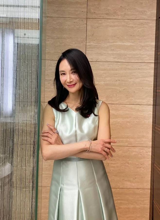 채시라 55세 나이 잊은 우아미 마음까지 예쁜 슬리브리스 실크 드레스룩 패션엔