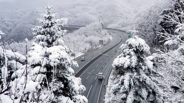 전국에 겨울비 강원 산지 10∼20㎝ 많은 눈