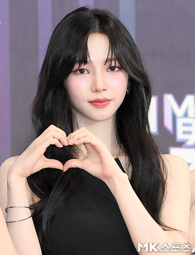 카리나 ‘허리 소멸 직전 눈길을 끄는 컷아웃 홀터넥 원피스 우아한 올블랙 패션 스타와 패션