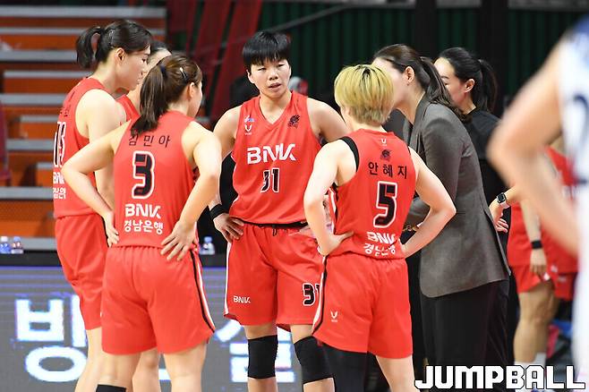 [JB포토] 선수들에게 작전 지시하는 BNK썸 박정은 감독