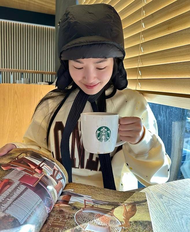 전진 아내 류이서 집 앞이 좋아 양털 롱패딩 귀도리 모자로 귀여운 나들이 스타와 패션