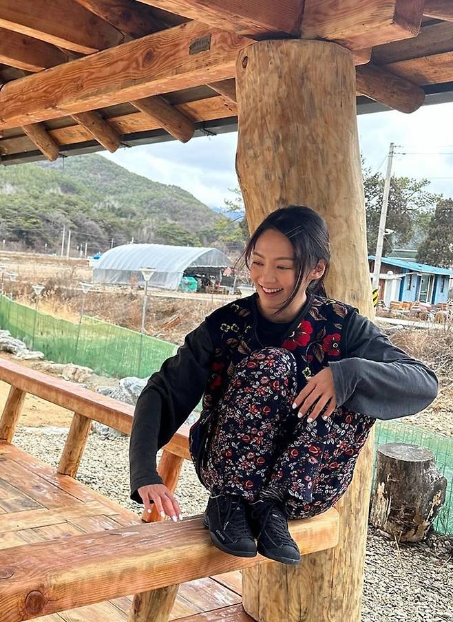 소녀시대 효연 꽃무늬 할머니 패션 한 겨울 제대로 굴욕없는 코티지코어룩 패션엔