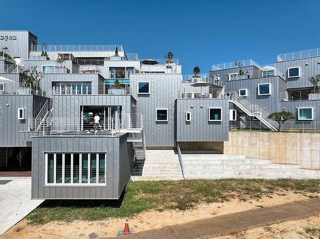 폐교 위기도 이겨냈다 공중부양한 학교의 정체는