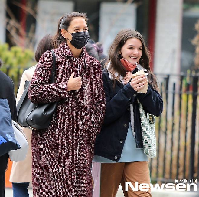 수리 톰 크루즈·케이티 홈즈 따라 배우 데뷔 연극 주인공 됐다 할리우드비하인드