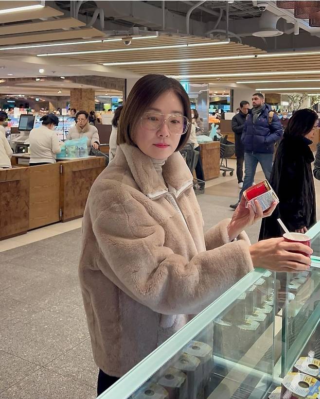 오연수 요거트 사러 강남까지” 퍼 코트 백화점 나들이룩 스타와 패션