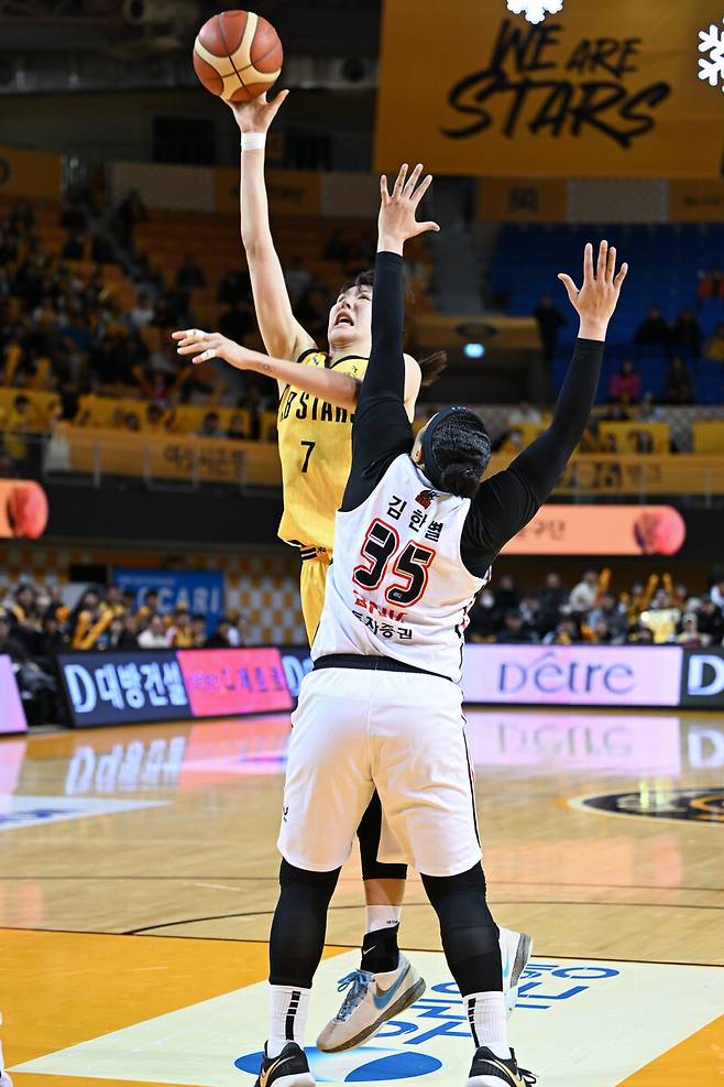 [BK 리뷰] '강이슬 부활' KB스타즈, BNK에 낙승... BNK는 다시 '연패'