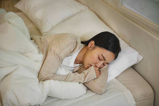 자려고 누우면 목이 간질간질” 밤만 되면 심해지는 기침 그치려면