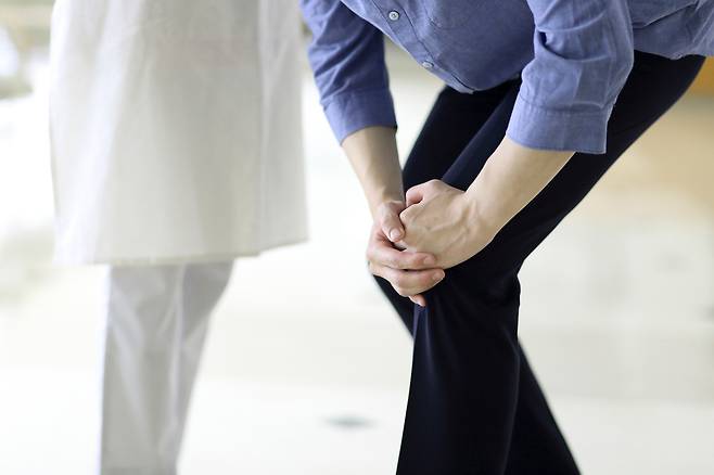 오래 앉아있으면 아픈 무릎 연골연화증 의심해야