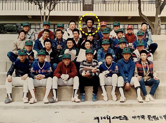 한국 떠난 ‘흑인 혼혈 야구 감독 35년 만에 후배들과 인사하다