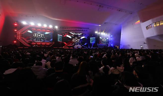 팬들과 만나는 3023 T1CON