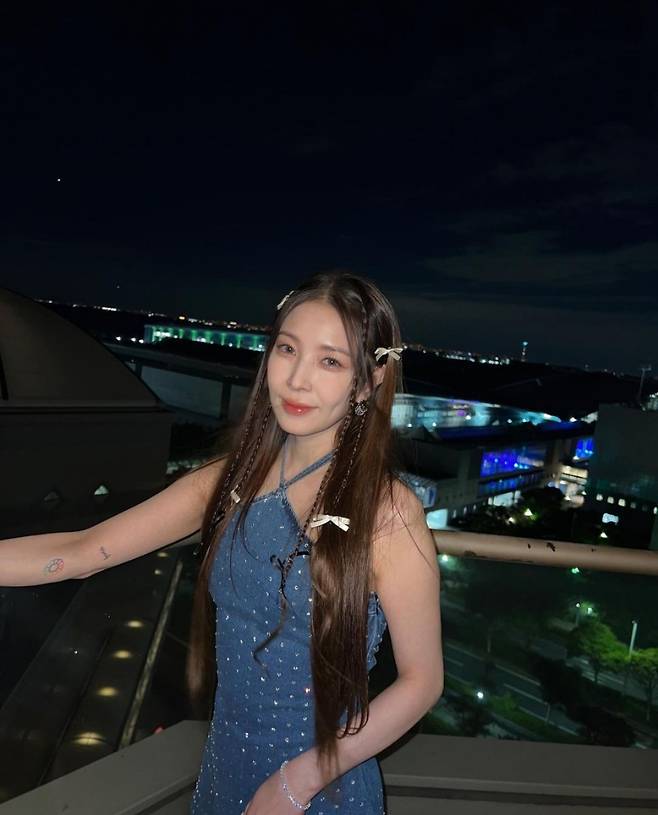 아시아의 별 권보아 일본에서도 반짝반짝 빛나는 미모 데님 홀터넥 원피스 스타와 패션