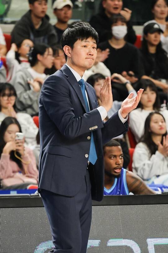 경기 전 강혁 한국가스공사 감독대행 이번 경기를 잘 치르고 싶다” 김상식 정관장 감독 선수들이 많이 힘들 거다”