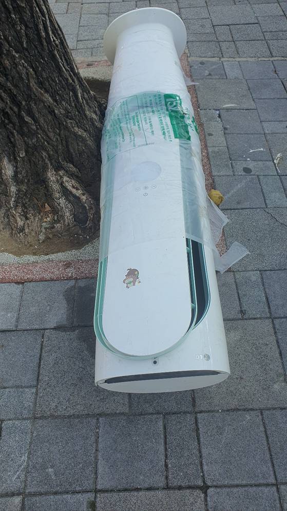 사반 제보 종량제 봉투에 욱여넣은 에어컨도로변에 버려져