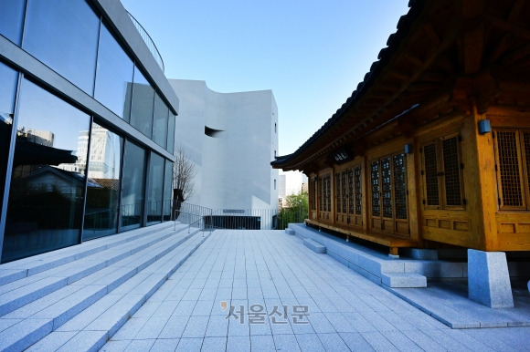 네 법당이 곧 방음벽원만한 빛 원활한 길 마음의 쉼자리 종교와 공간