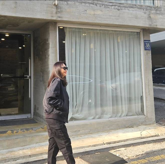 채시라 멋부릴 줄 아는 55세 무결점 미모 힙한 항공 점퍼 카고 팬츠룩 스타와 패션